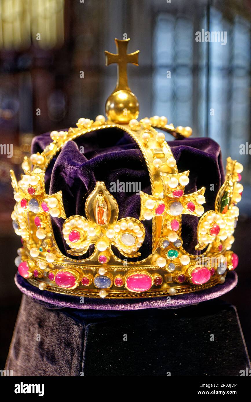 King Henry's Crown in Chapel Royal at Hampton Court Palace, Richmond ...