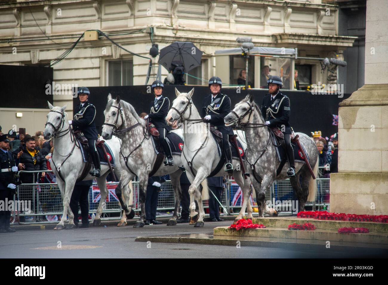 Metropolitan mounted and armed police units hi-res stock photography ...