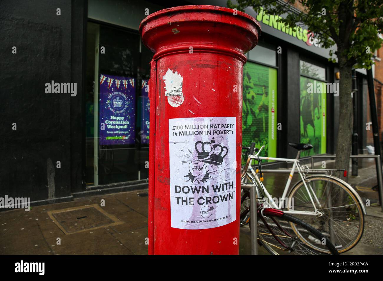 London, UK. 6th May, 2023. An anti monarchy poster is displayed on a ...
