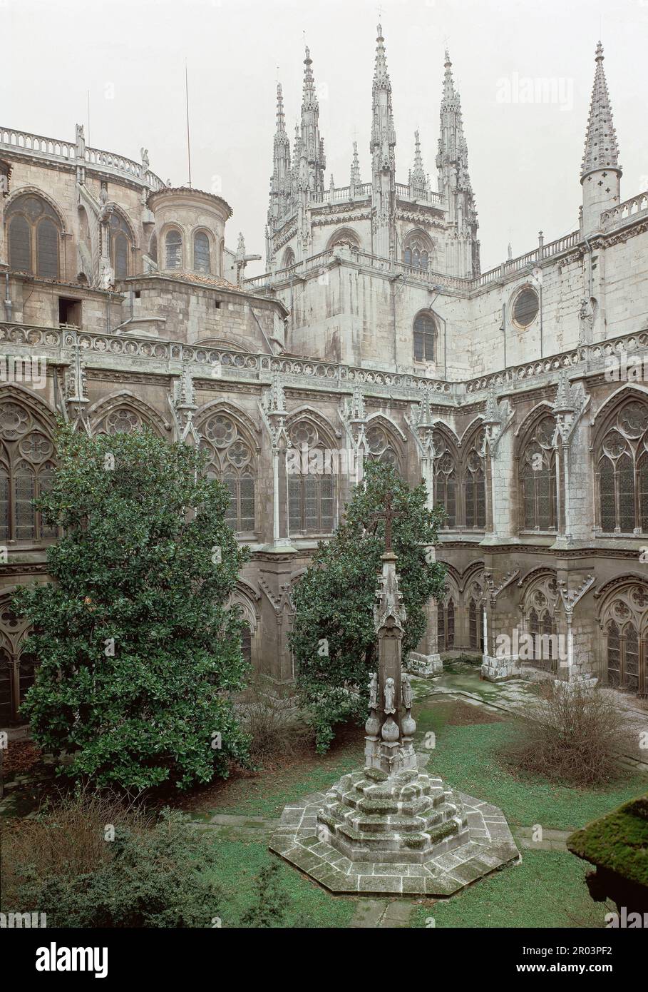 CLAUSTRO DE LA CATEDRAL DE BURGOS CONSTRUIDO ENTRE LOS SIGLO XIII Y XIV ...