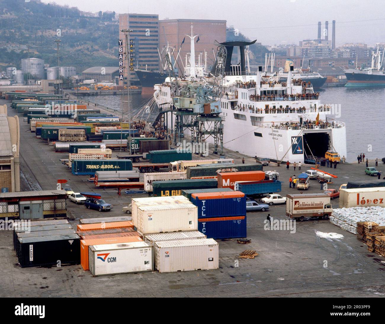 Barco lleno hi-res stock photography and images - Alamy