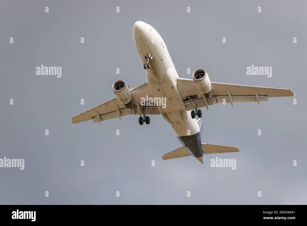 Commercial airplane from below hi-res stock photography and images - Alamy