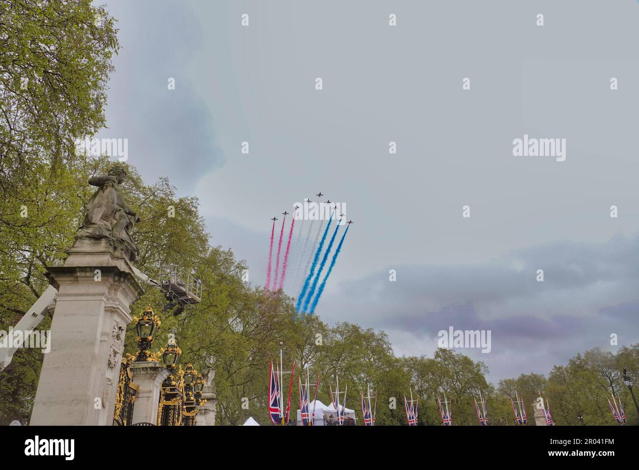 Crown and arrows hi-res stock photography and images - Alamy