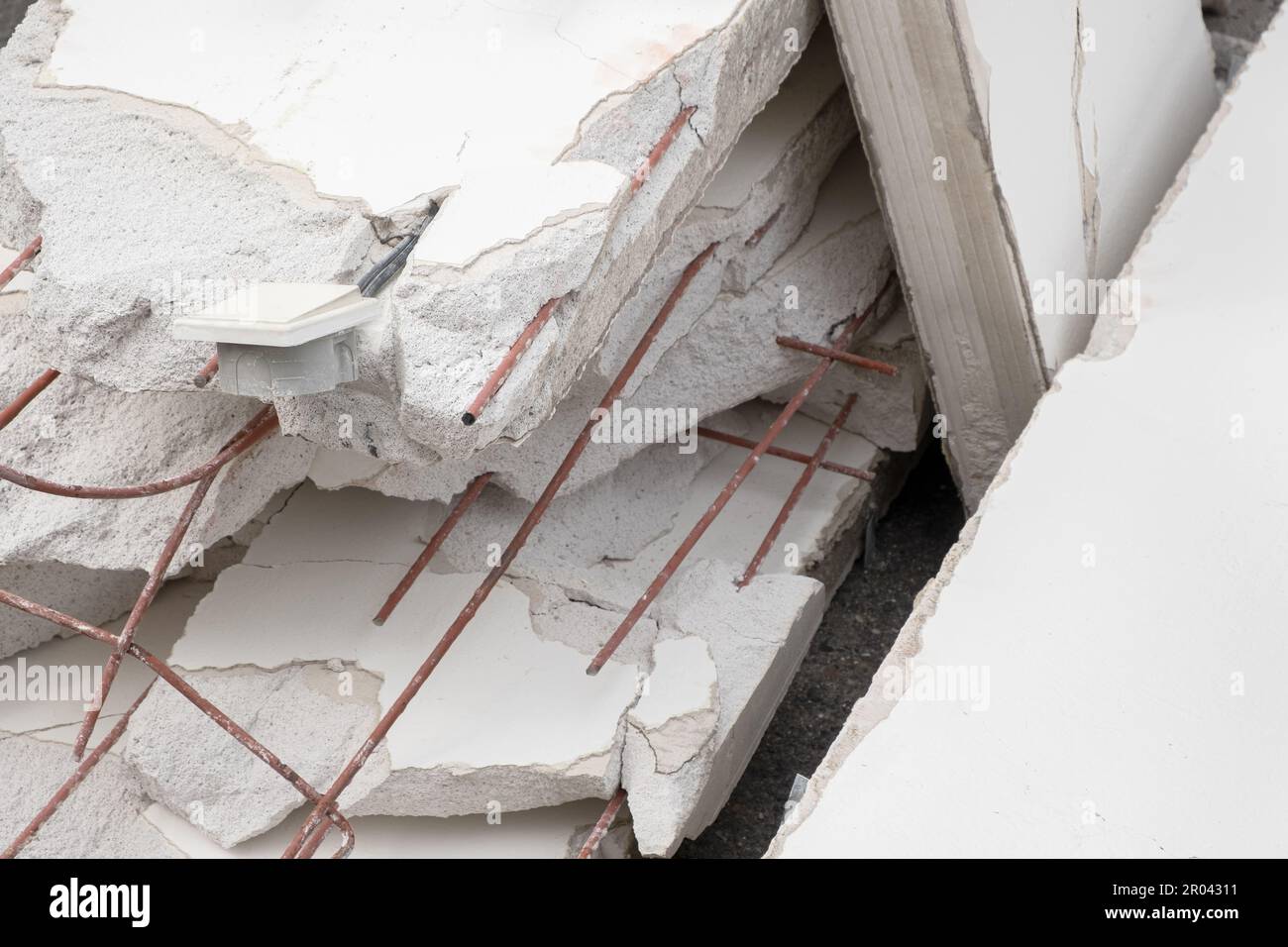 Pieces of Demolished wall, aerated wall with iron mesh for reinforcing ...