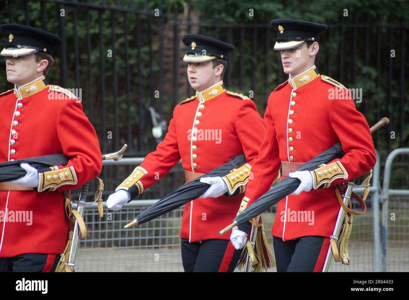 Raf regiment guards of buckingham palace hi-res stock photography and ...