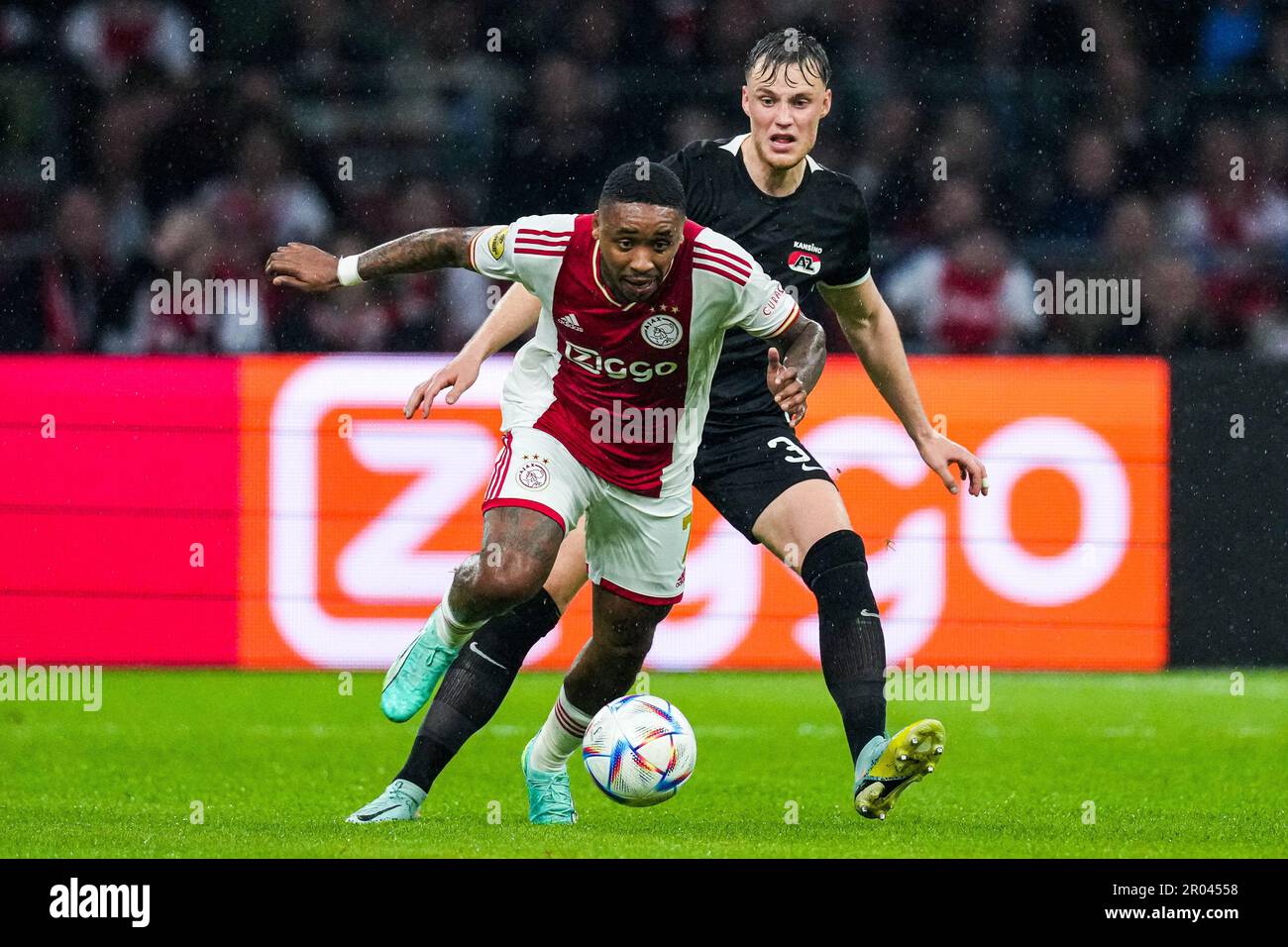 AMSTERDAM - (l-r) Steven Bergwijn of Ajax, Sam Beukema of AZ Alkmaar during the Dutch premier ...