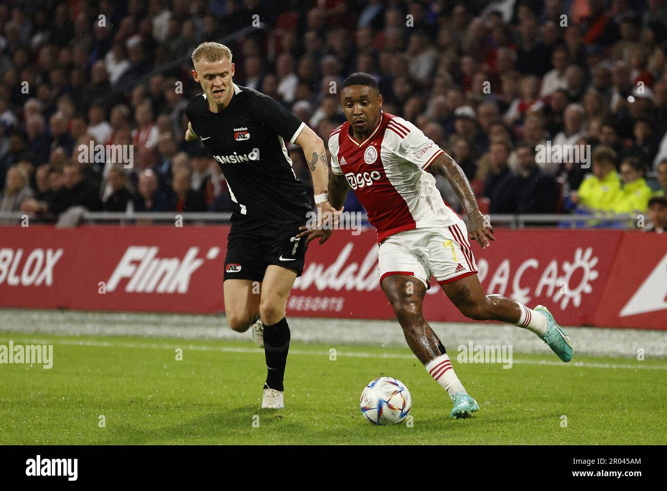 AMSTERDAM - (LR) Jens Odgaard of AZ Alkmaar, Steven Bergwijn of Ajax ...