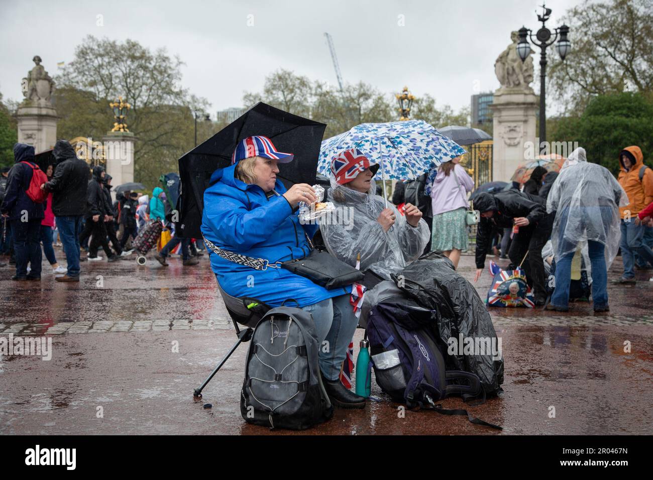 London, UK. 6th May 2023. Despite the pouring rain, Elena (l) and Lesly ...