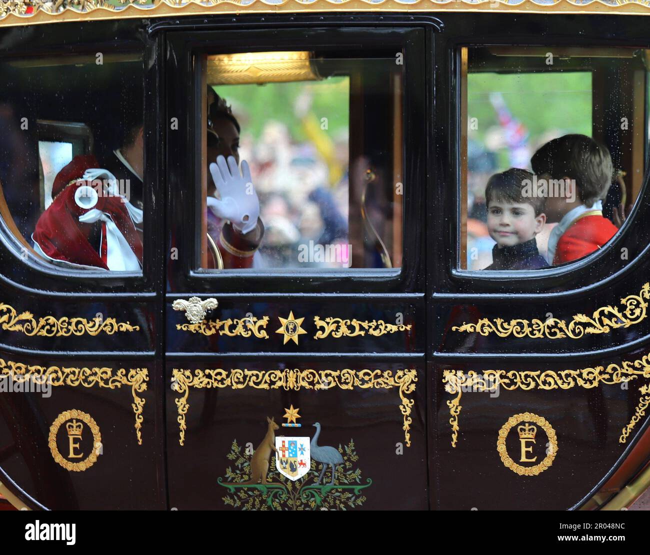 London, England, UK. 6th May, 2023. PRINCE LOUIS enjoys the carriage ...