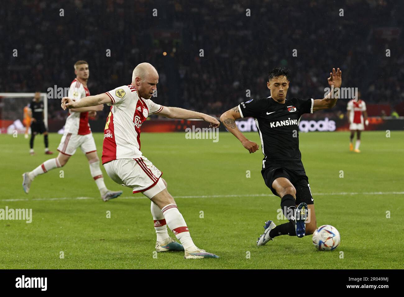 AMSTERDAM - (LR) Davy Klaassen of Ajax, Tijjani Reijnders of AZ Alkmaar during the Dutch premier ...