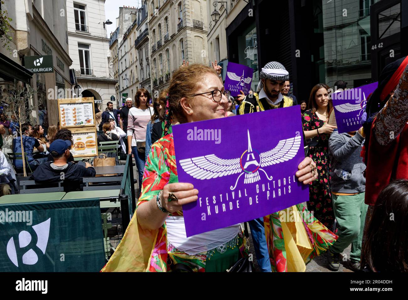 Traje kurdo hi-res stock photography and images - Alamy