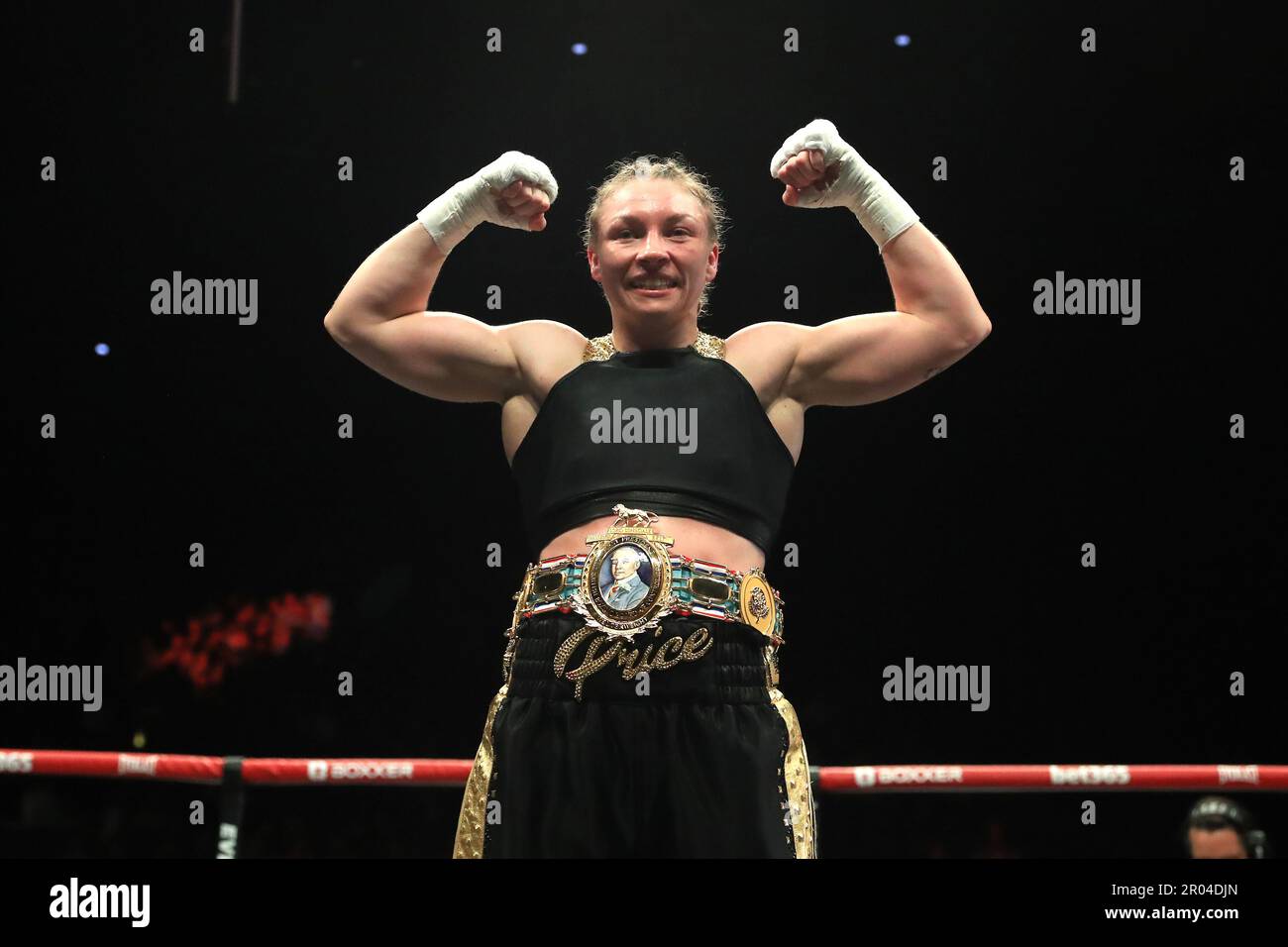 Lauren Price celebrates victory against Kirstie Bavington in the ...