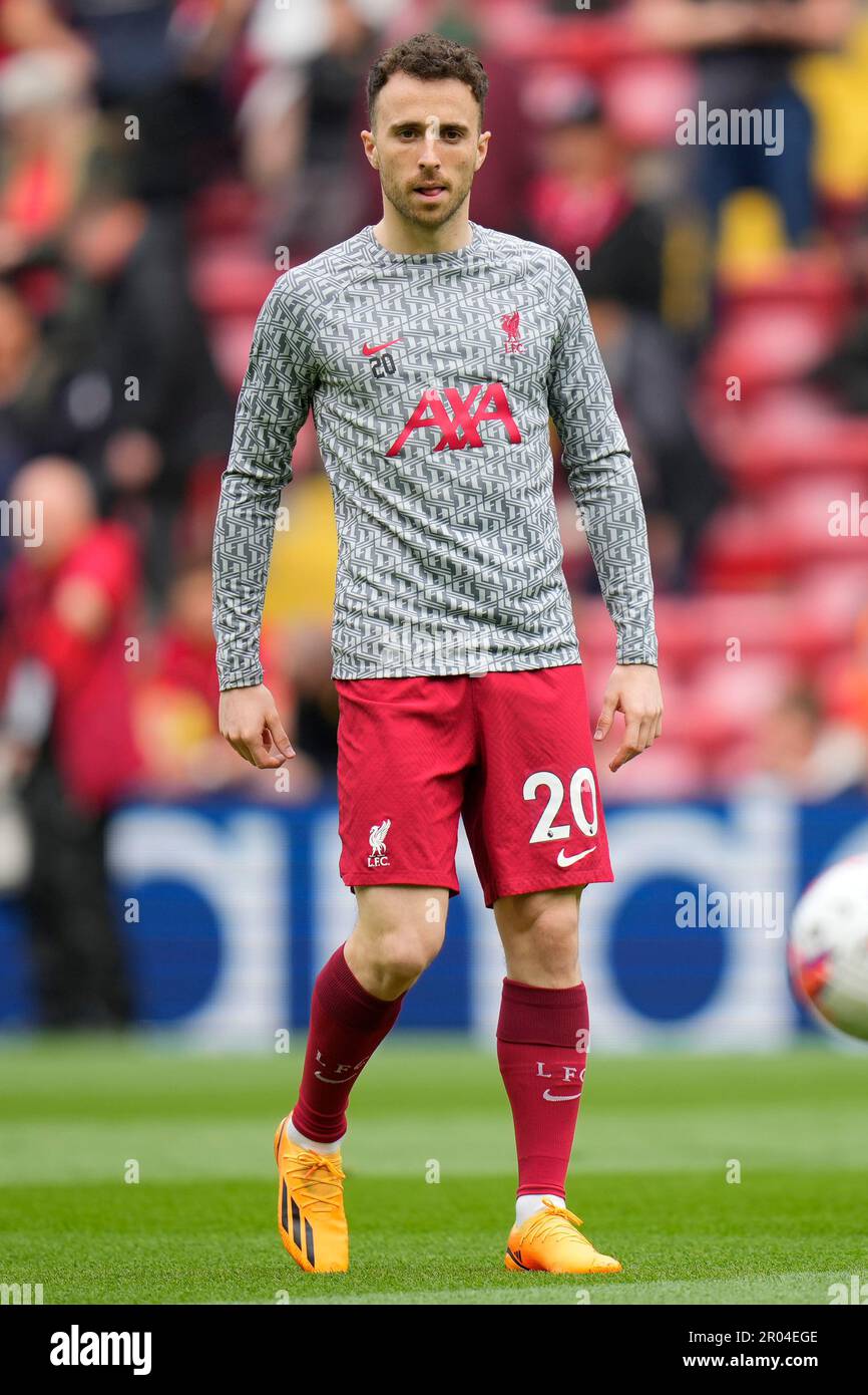 Diogo Jota #20 of Liverpool warms up before the Premier League match ...