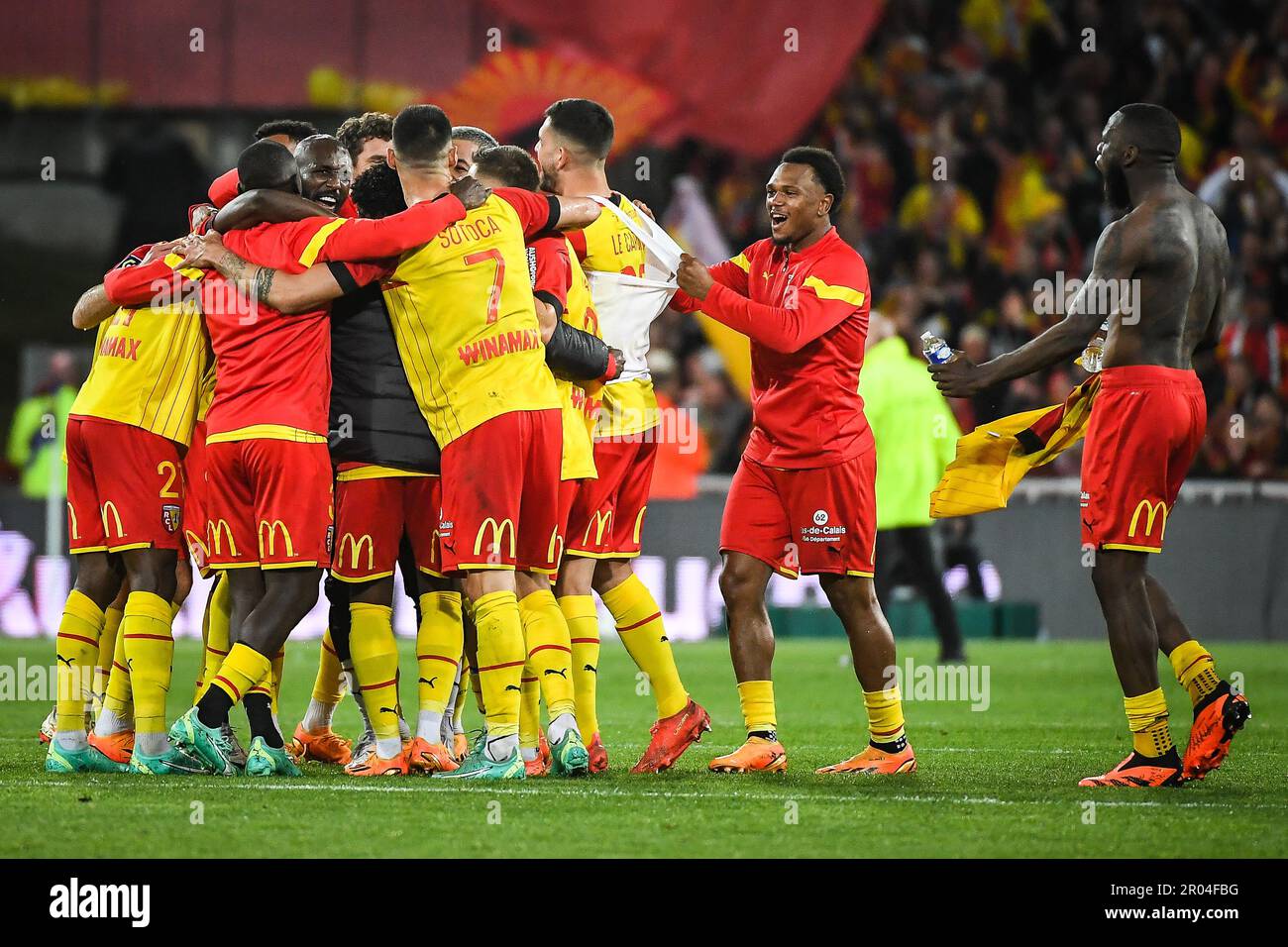 Lens, France. 06th May, 2023. Team of Lens celebrates the victory ...