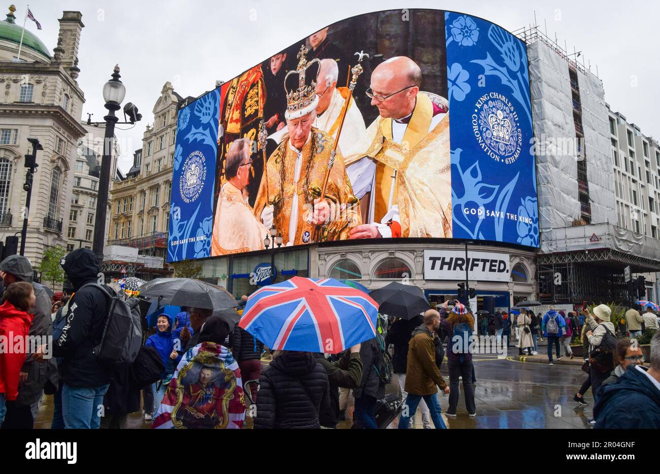 Piccadilly Lights screen in Piccadilly Circus celebrates the coronation ...