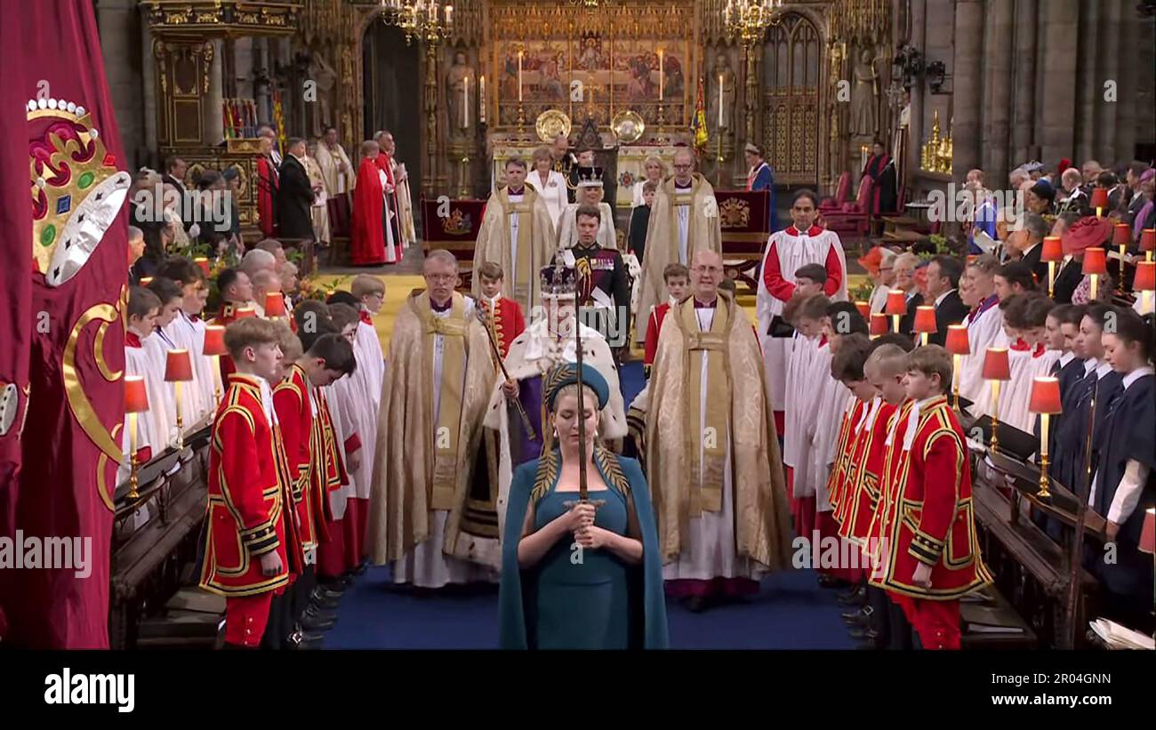 QKing Charles III is crowned with St Edward's Crown by The Archbishop ...