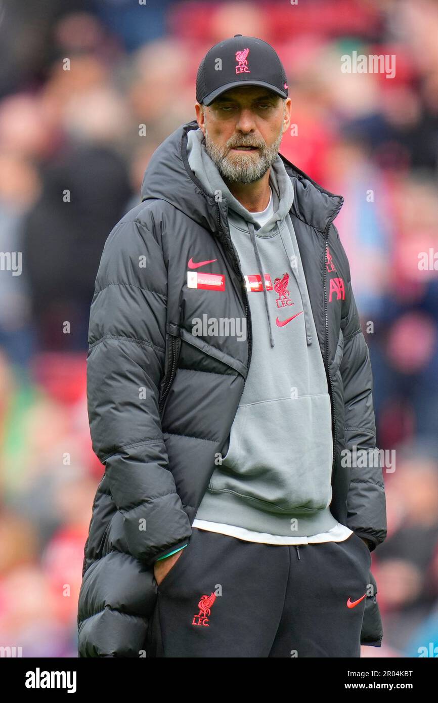 Jurgen Klopp manager of Liverpool watches his players warm up before ...