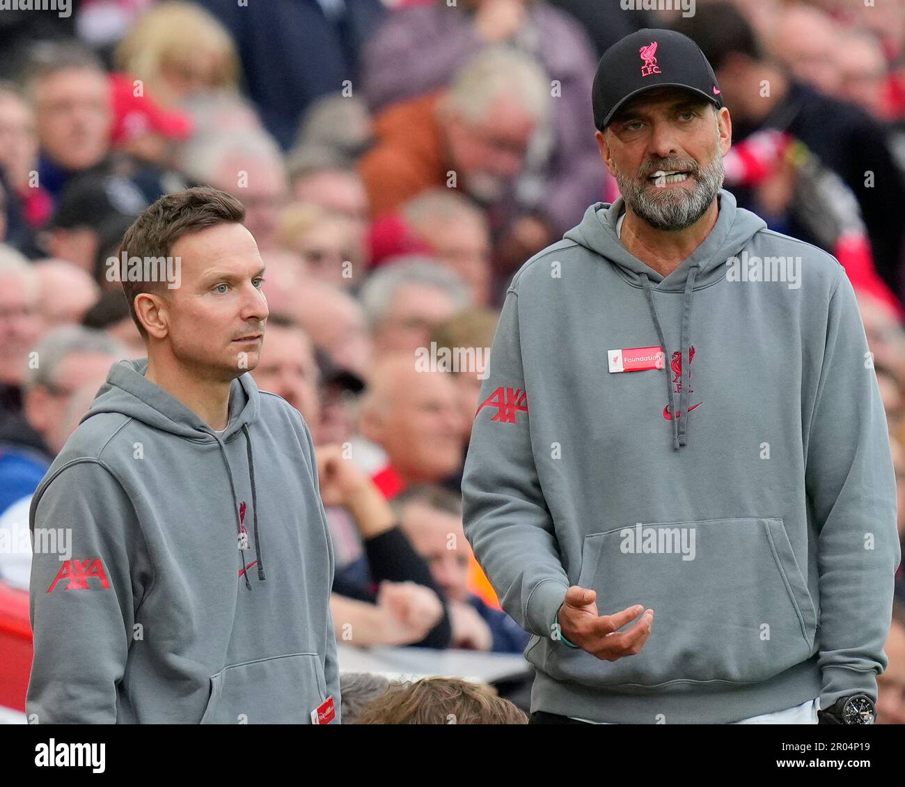 Pepijn Lijnders coach of Liverpool speaks with Jurgen Klopp manager of ...