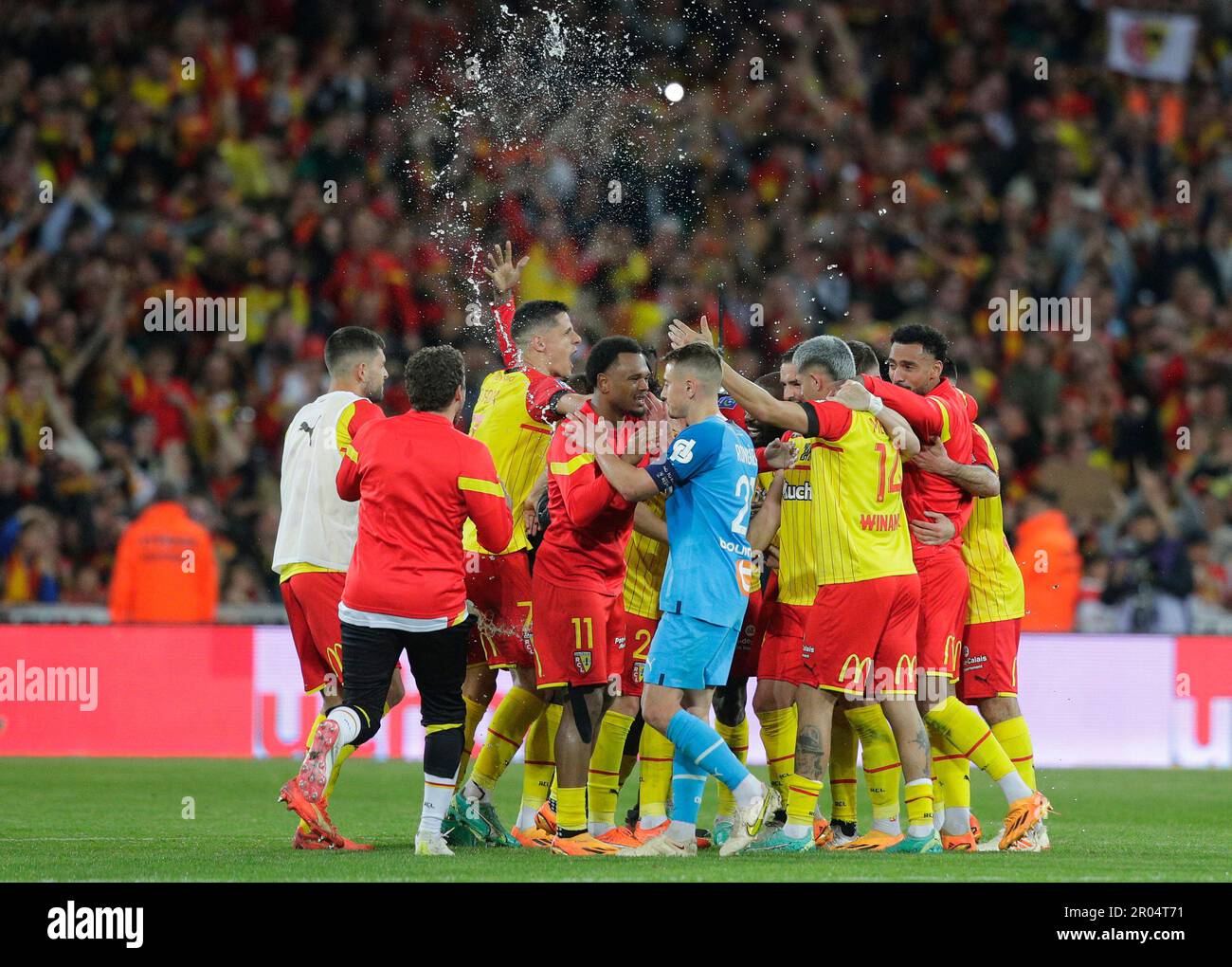 Lens' players celebrate winning 2-1 Marseille at the end of their ...
