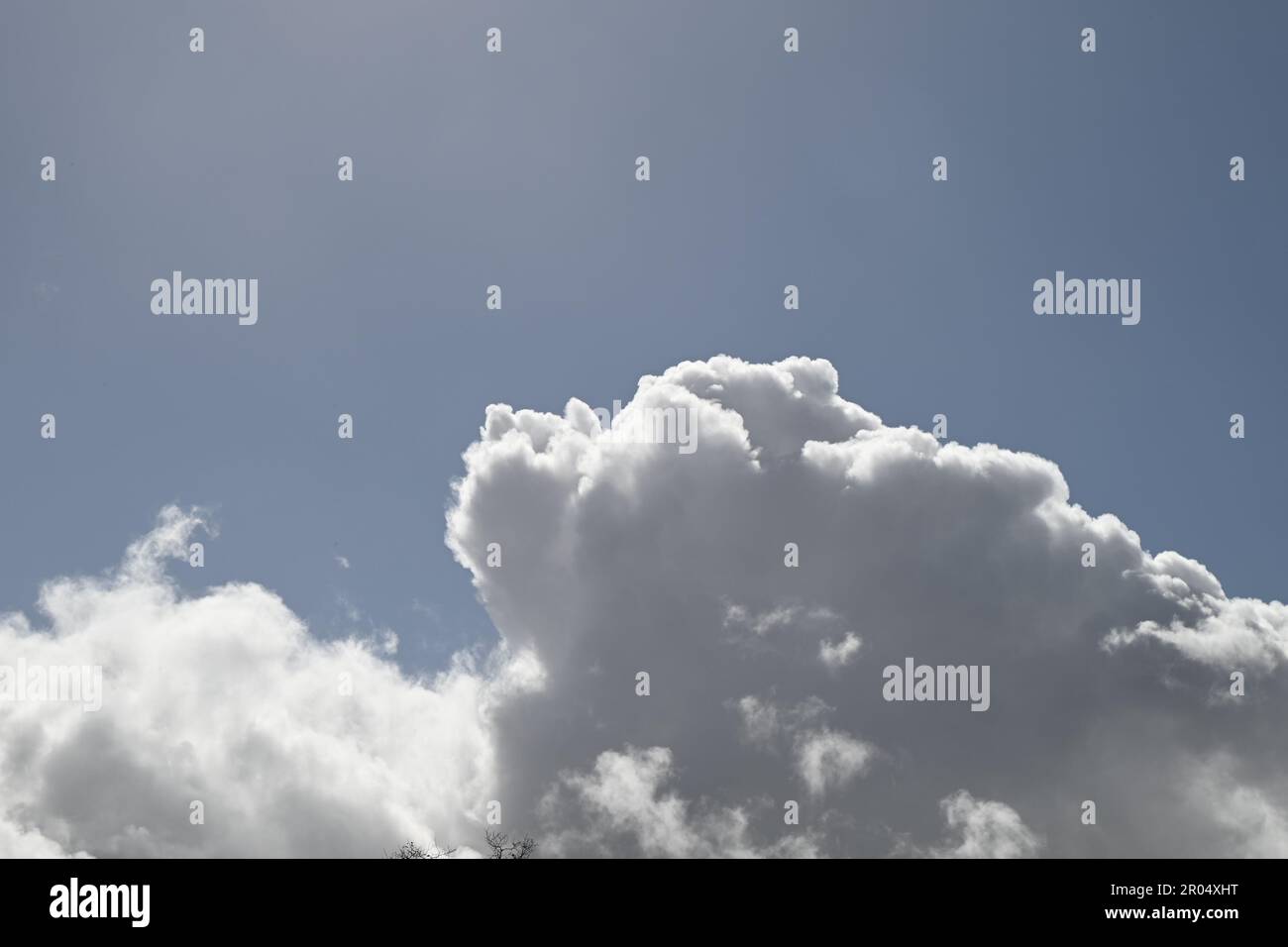 Bright white cloud formations hi-res stock photography and images - Alamy