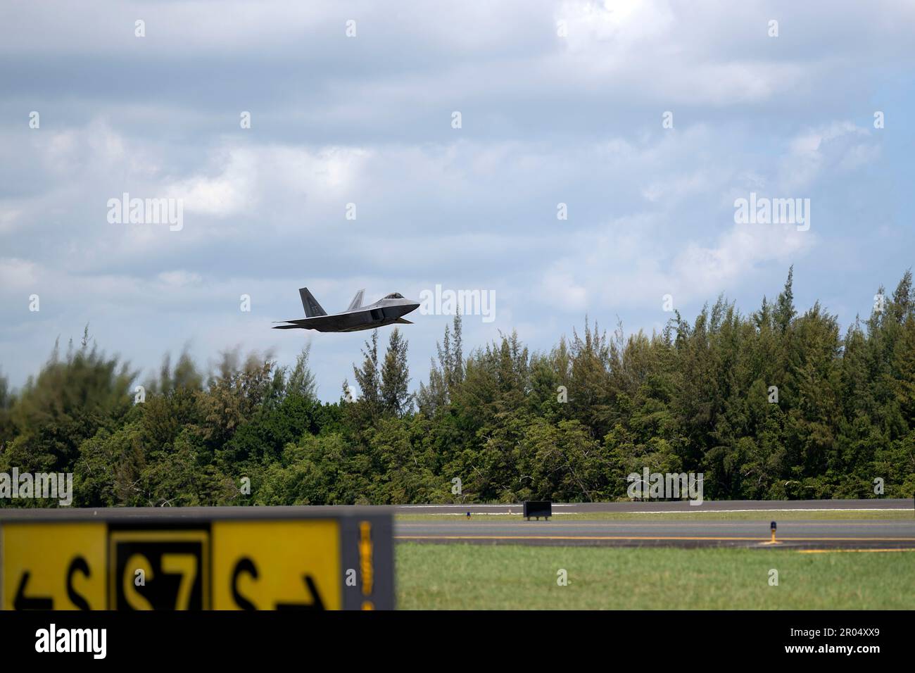 An F-22 Raptor assigned to the 192nd Wing, Virginia Air National Guard ...