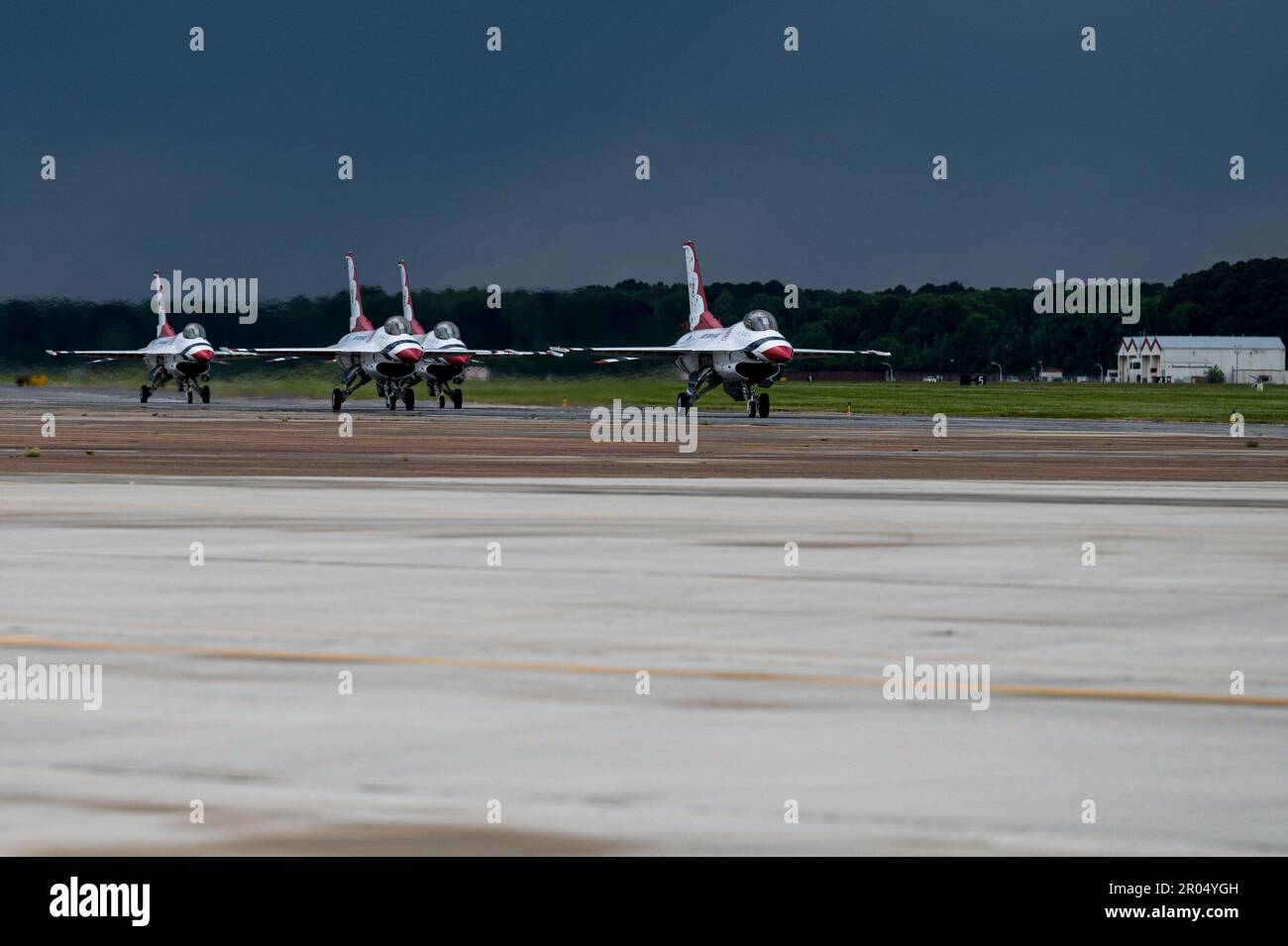 The U.S. Air Force Air Demonstration Squadron Thunderbirds taxi down ...
