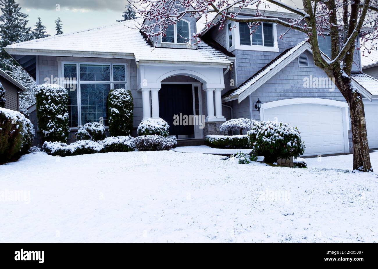 Snow covered house front yard hi-res stock photography and images - Alamy