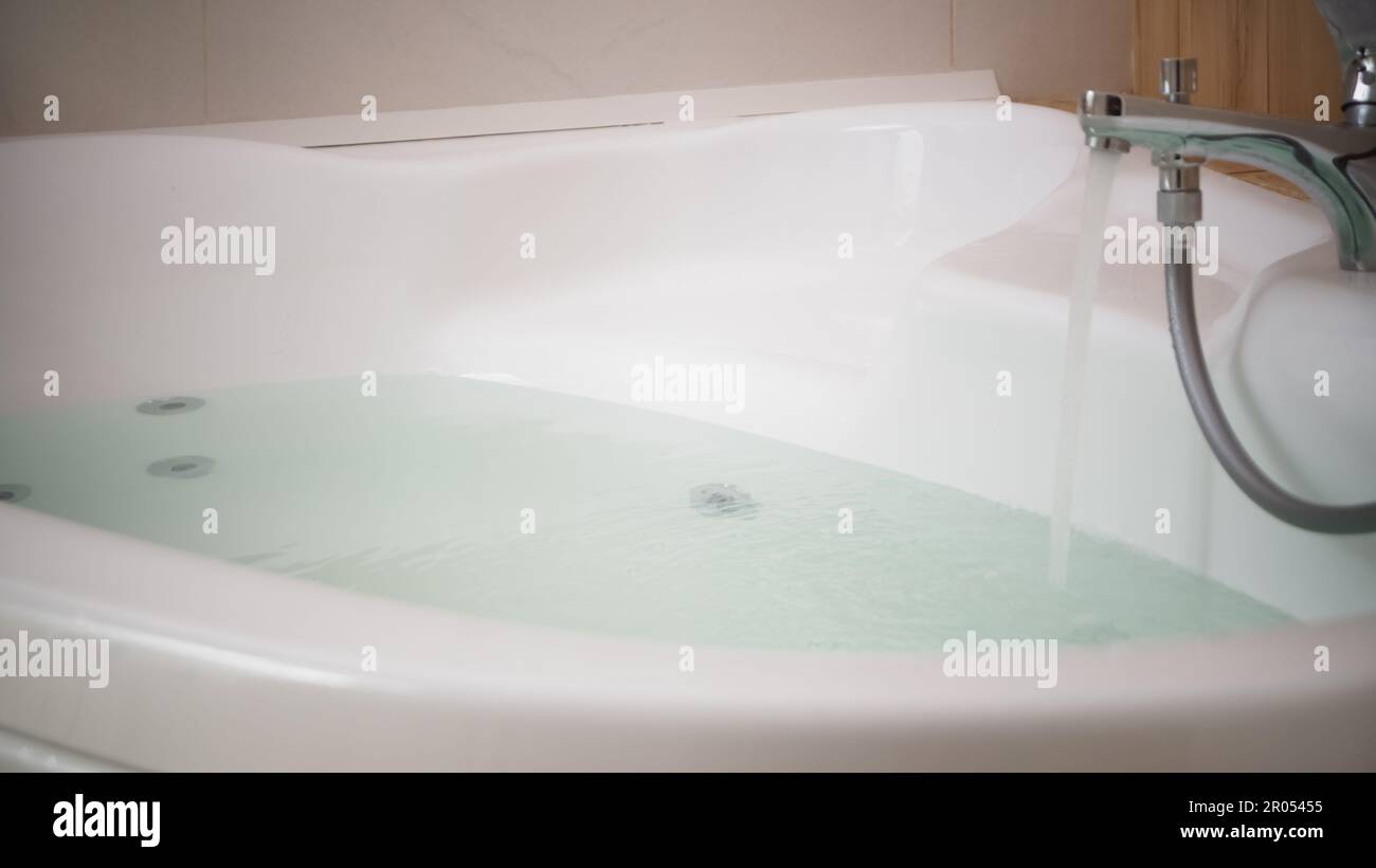 Water flowing into tub hi-res stock photography and images - Alamy