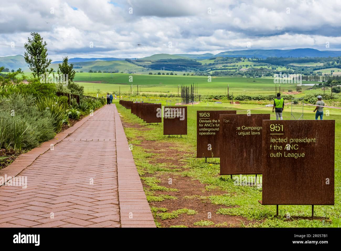 Nelson Mandela capture site , steel statue in Howick midlands KwaZulu ...