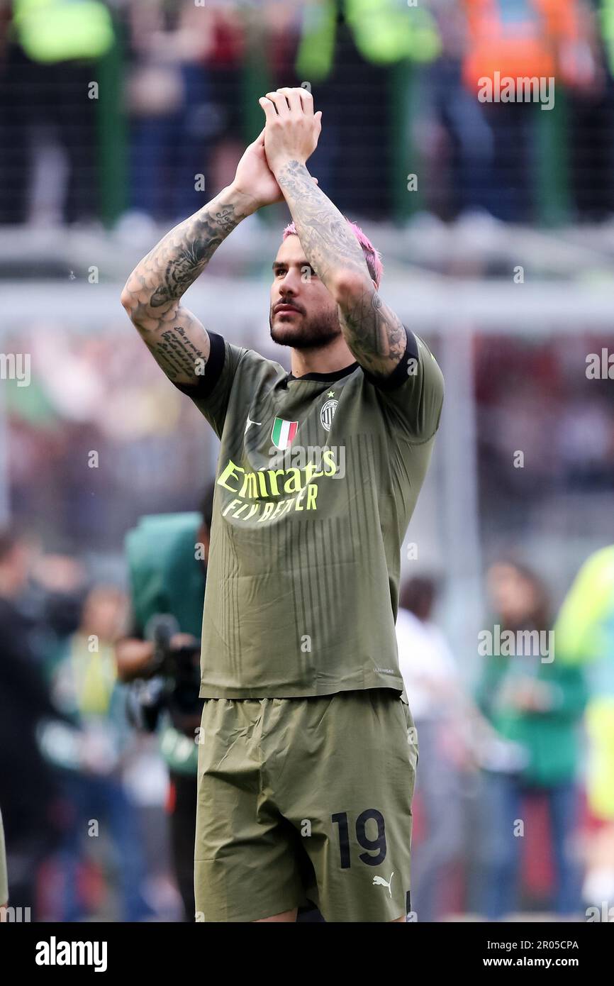 Milan, Italy, 6 May, 2023. Theo Hernandez (19 Milan) greets fans at ...