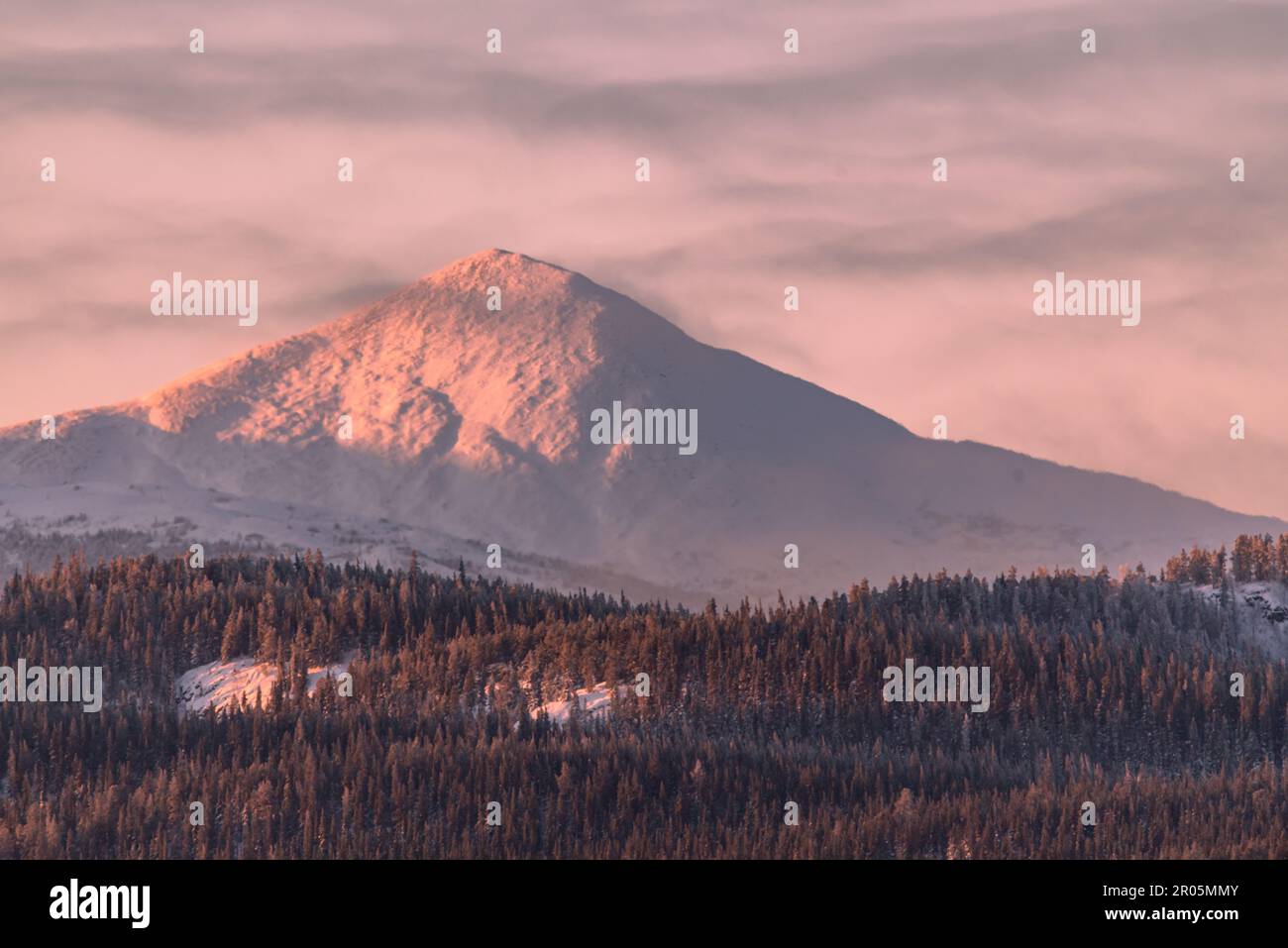 Incredible mountain scenery in Yukon Territory during winter time with ...