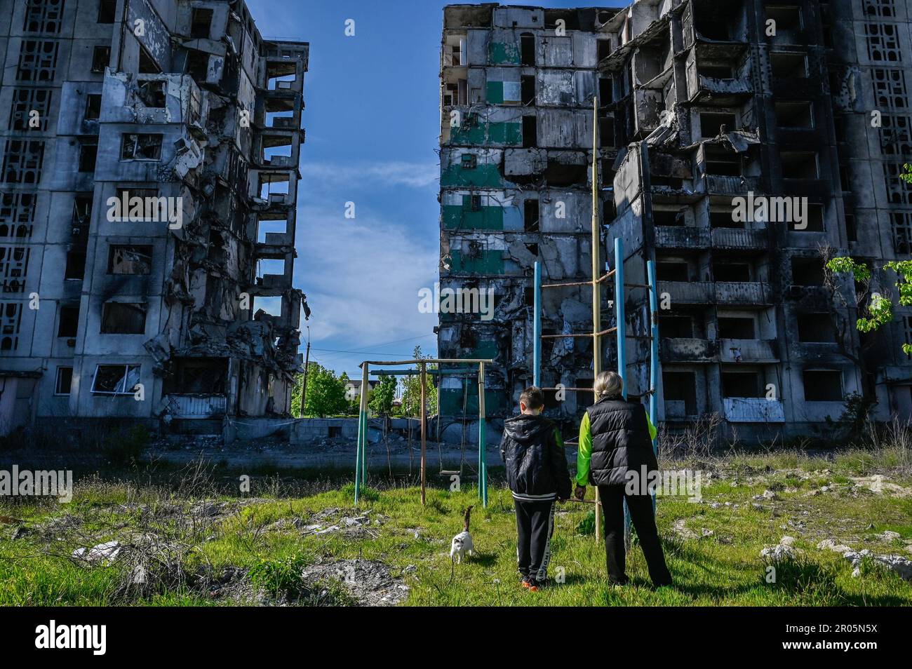 Borodyanka, Ukraine. 06th May, 2023. People look at the apartment ...