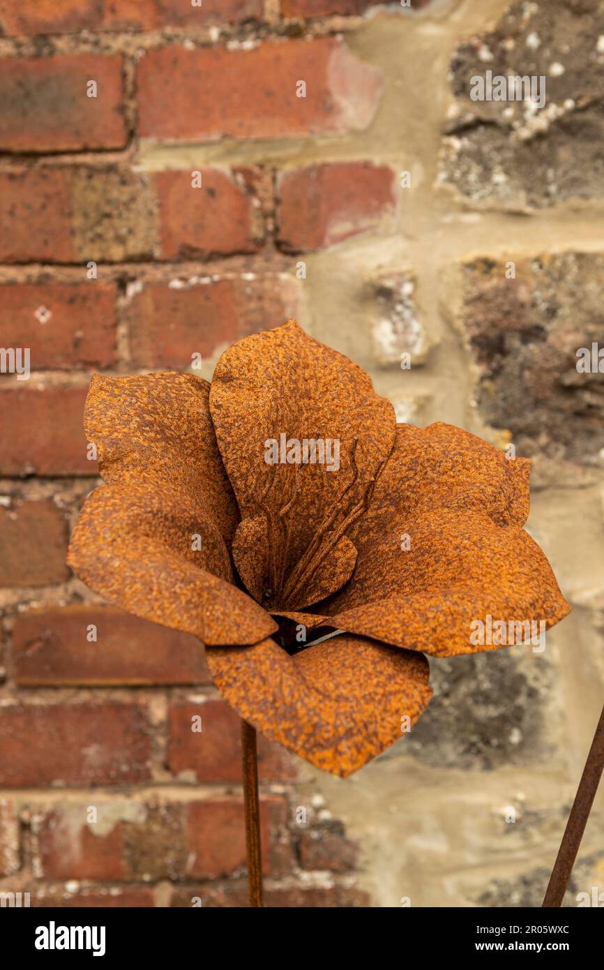 Ornamental steel Lily flower sculpture. Wye Valley Flowers supplier of ...