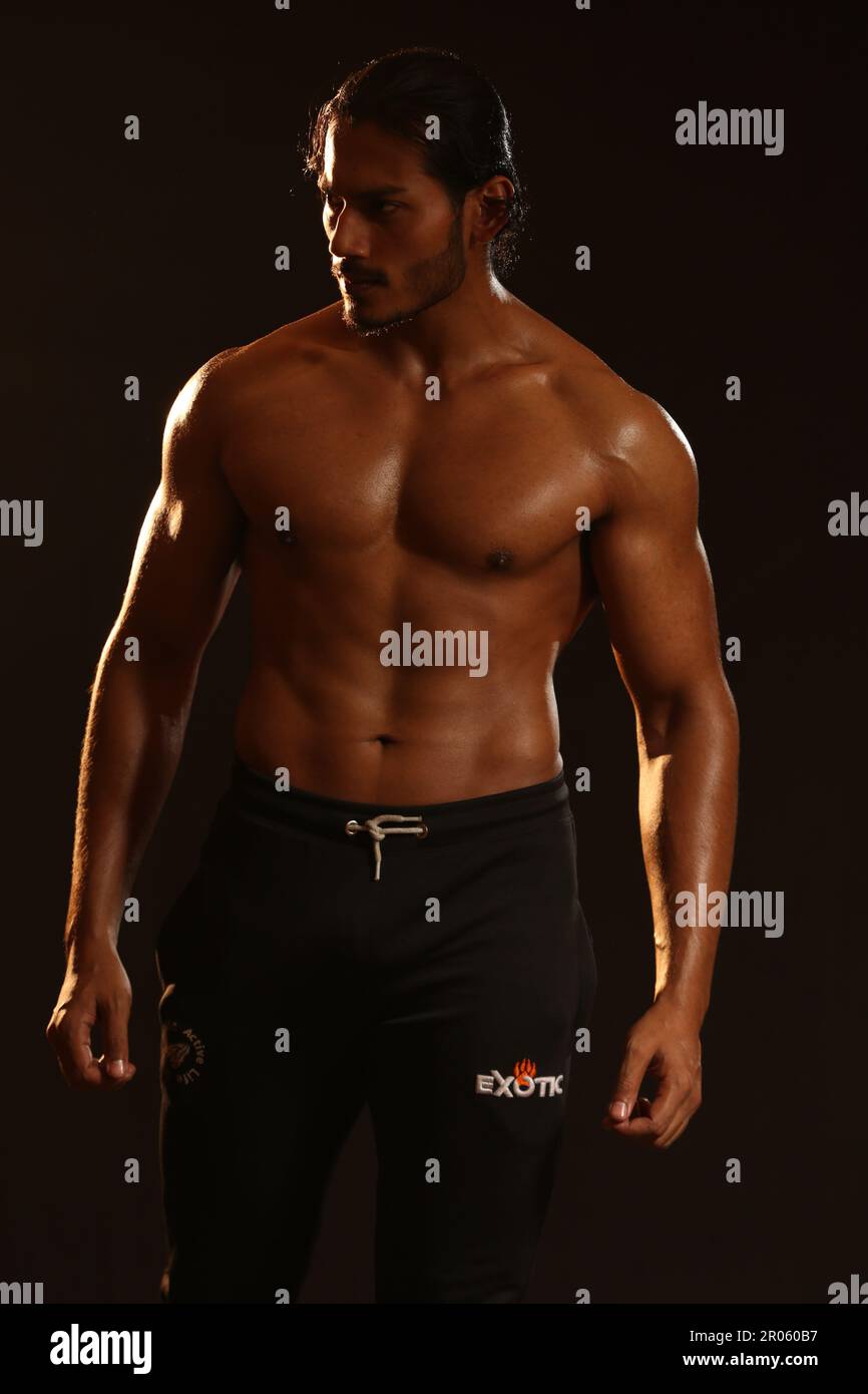 Muscular body poised hi-res stock photography and images - Alamy