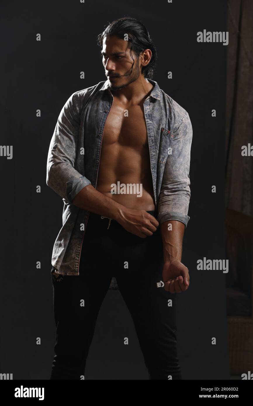 Muscular body poised hi-res stock photography and images - Alamy