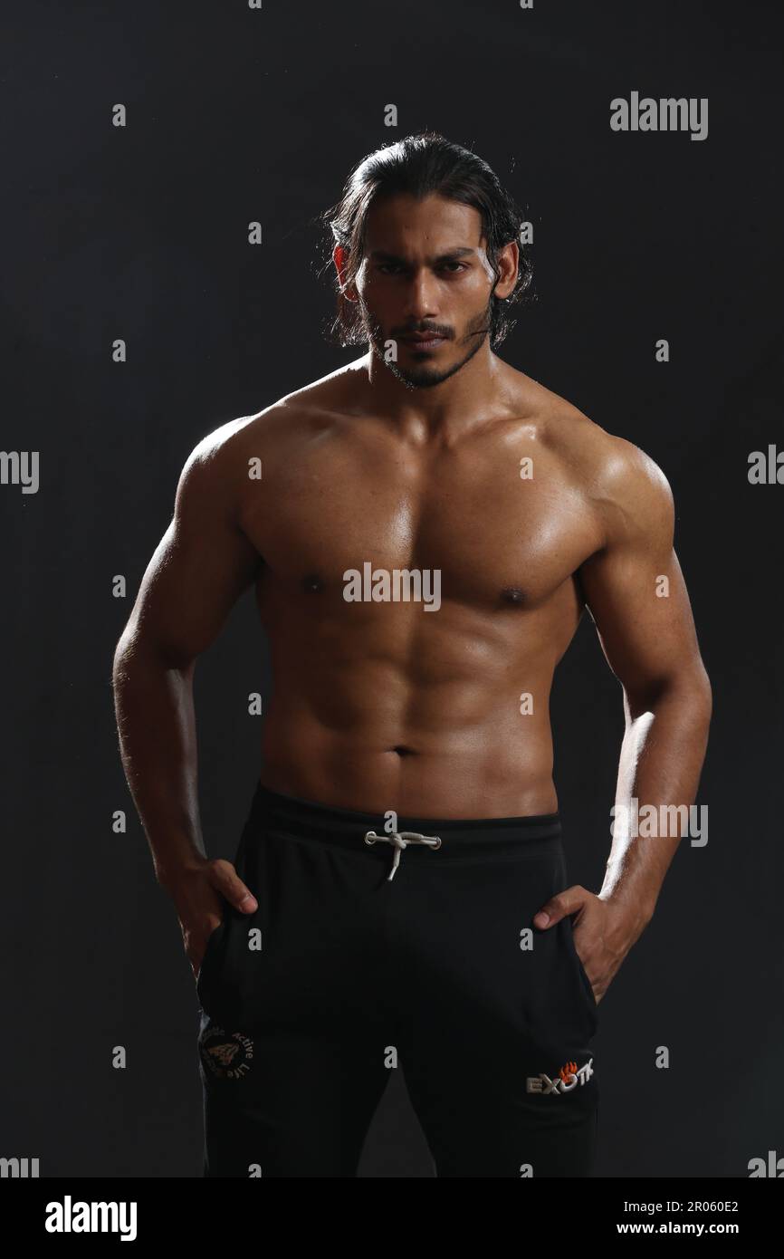 Portrait of muscular mid adult man in gym Stock Photo - Alamy