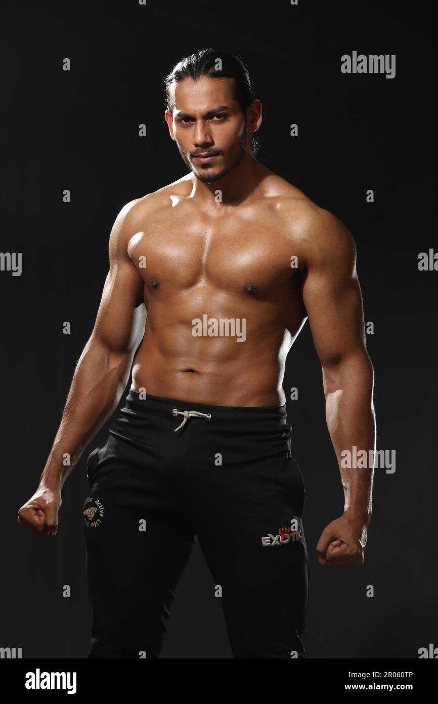 Muscular body poised hi-res stock photography and images - Alamy