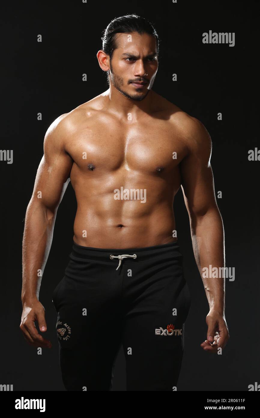 Muscular body poised hi-res stock photography and images - Alamy