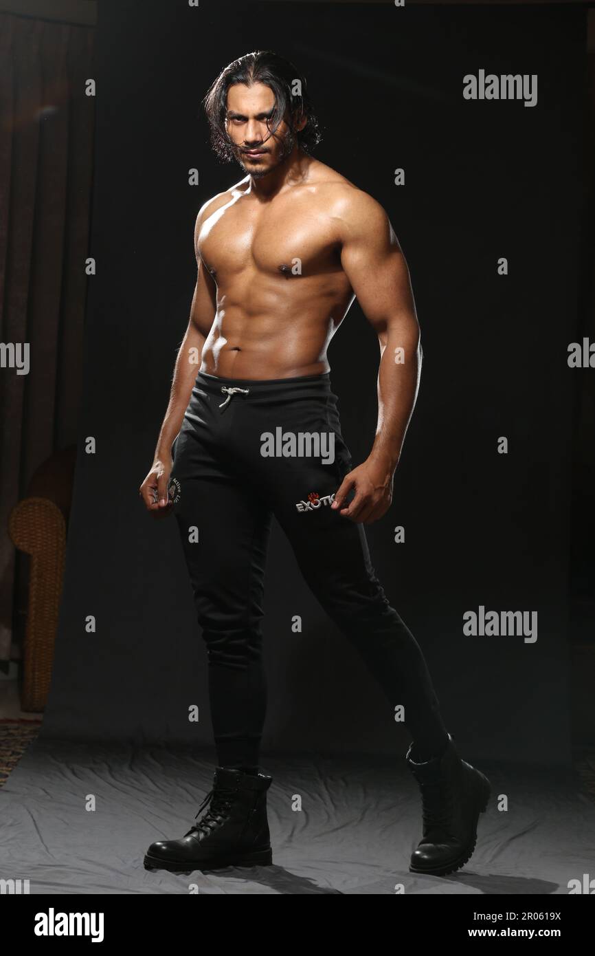 Muscular body poised hi-res stock photography and images - Alamy