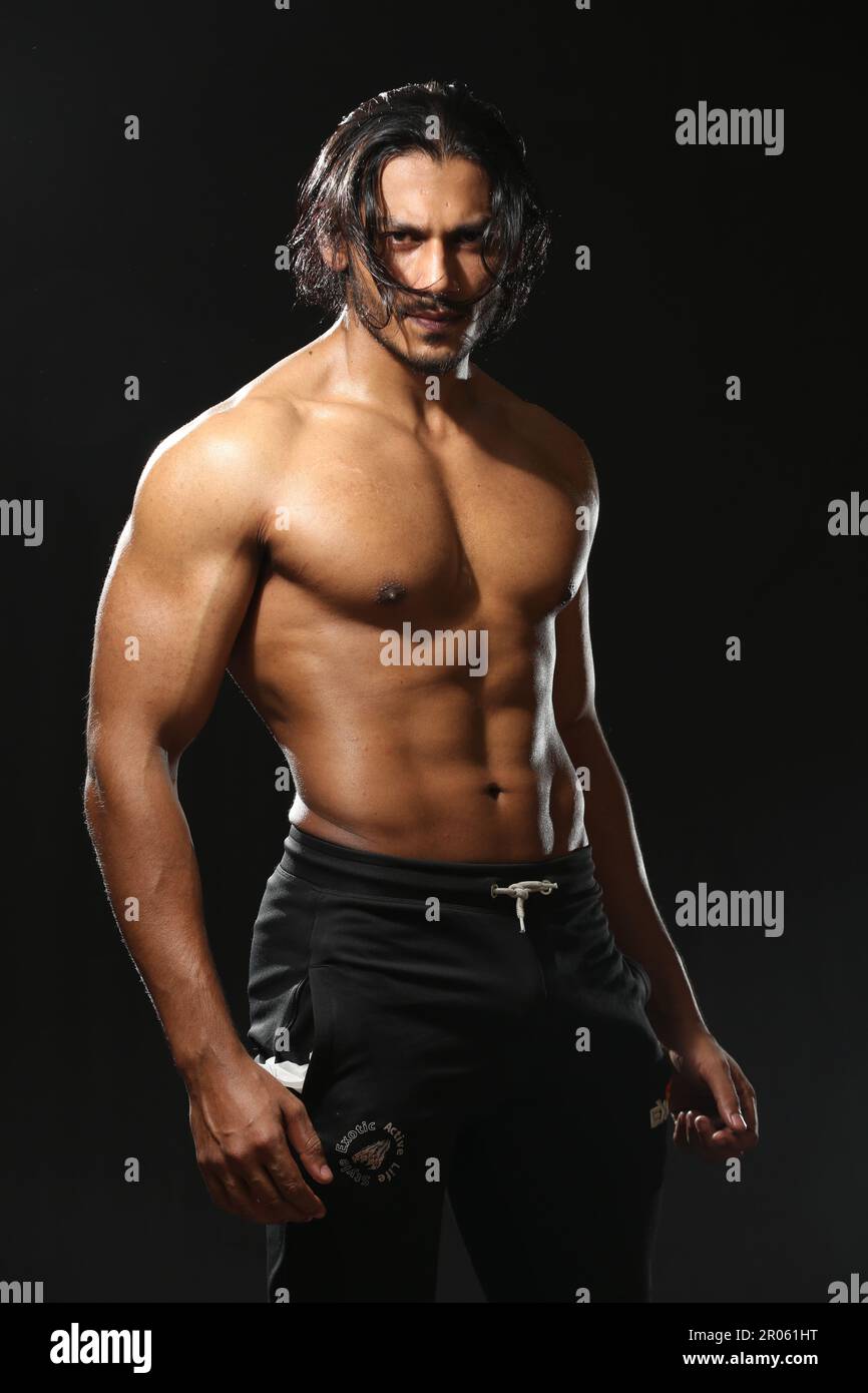 Portrait of muscular mid adult man in gym Stock Photo - Alamy