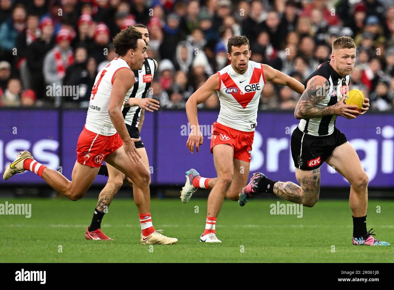 Brayden Maynard of Collingwood (right) during the AFL Round 8 match ...