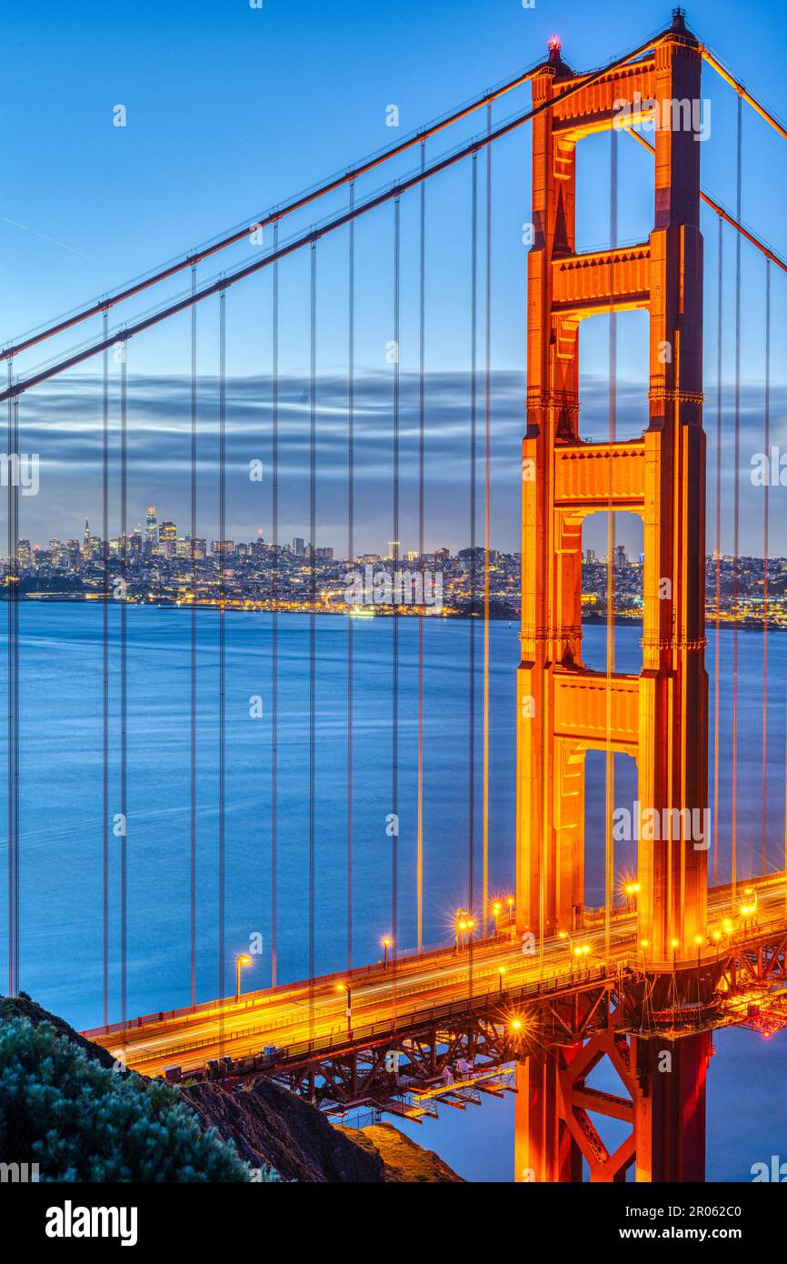 Detail of the famous Golden Gate Bridge at dawn with the skyline of San ...