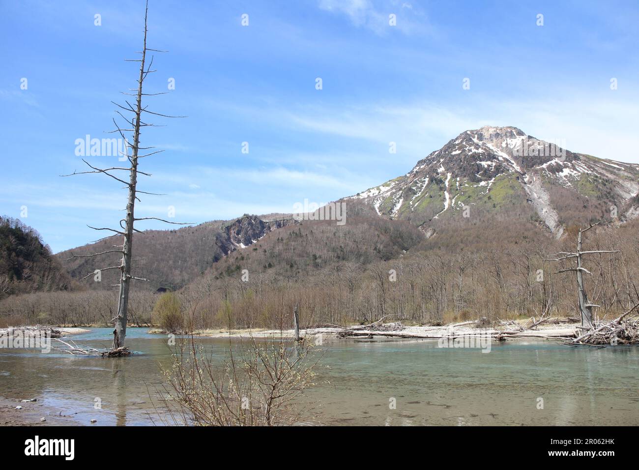 Taisho-ike Pond and snow-capped Mount Yakedake in Kamikochi, Japan ...