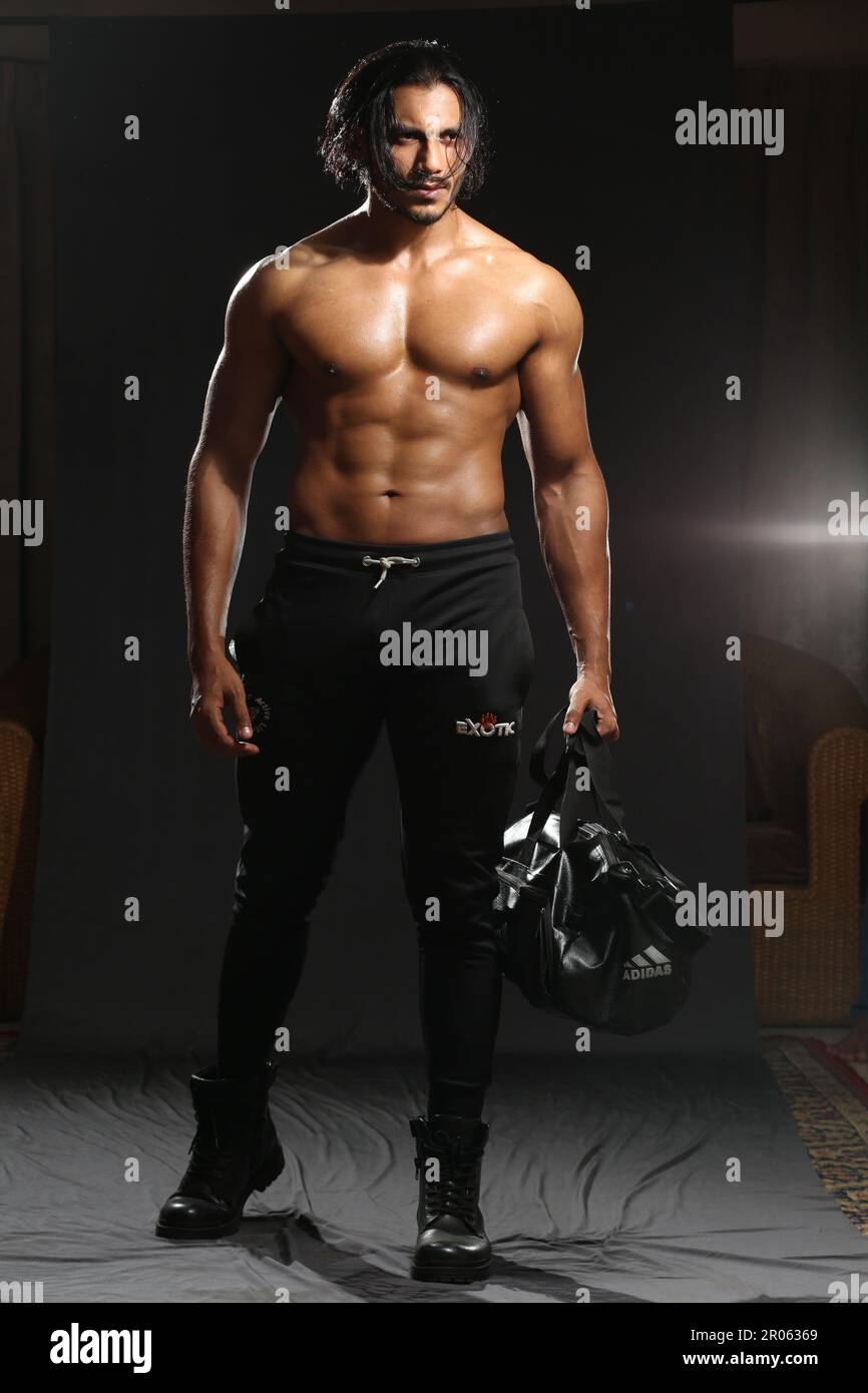 Portrait of muscular mid adult man in gym Stock Photo - Alamy