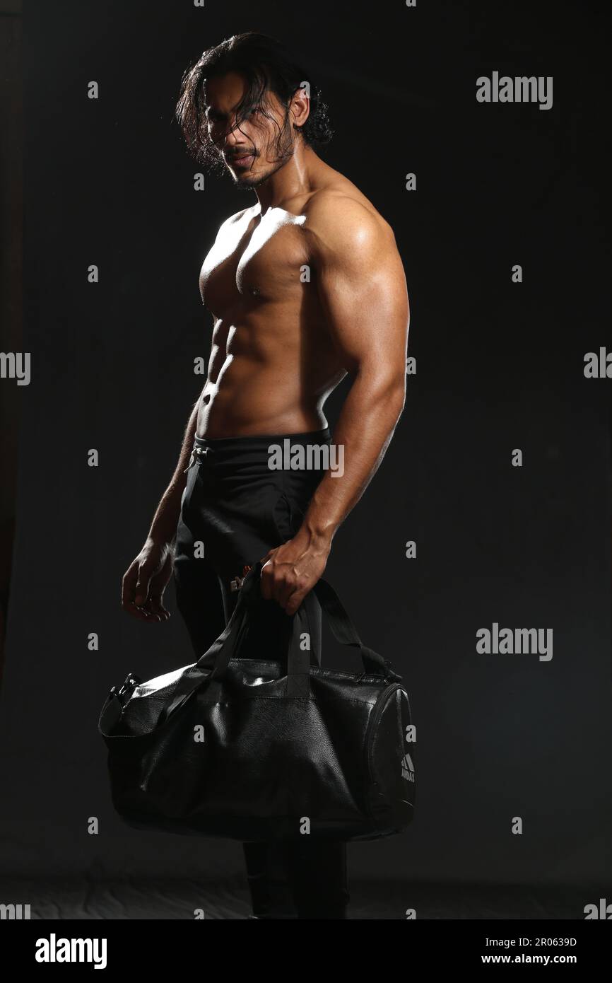 Muscular body poised hi-res stock photography and images - Alamy