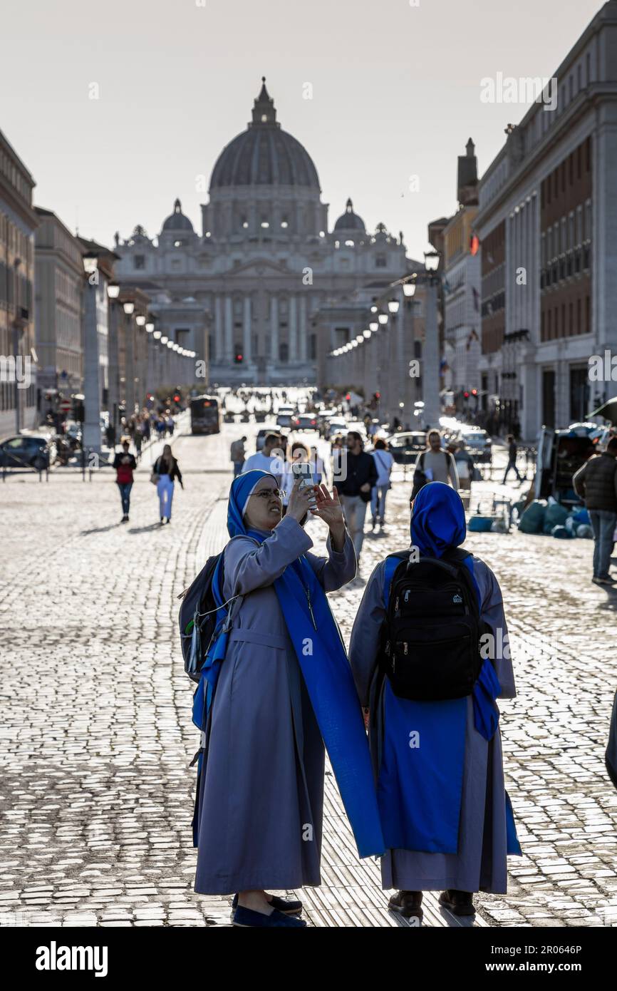 two nuns on the Via della Conciliazione to St. Peter's Basilica, Rome ...