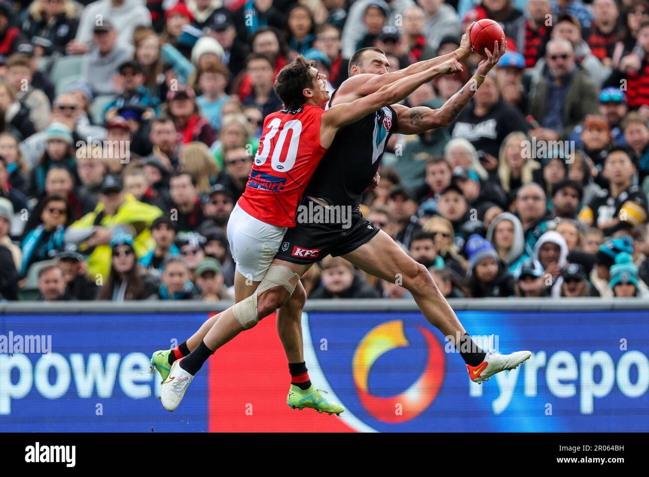Charlie Dixon of the Power marks the ball in front of Brandon Zerk ...
