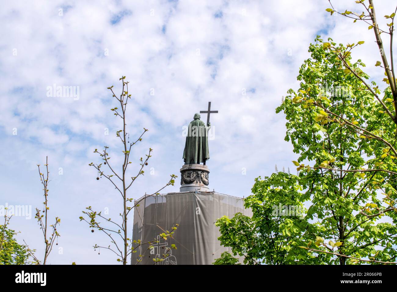 Monument to Volodymyr the Great in Kyiv park, month of May Stock Photo ...