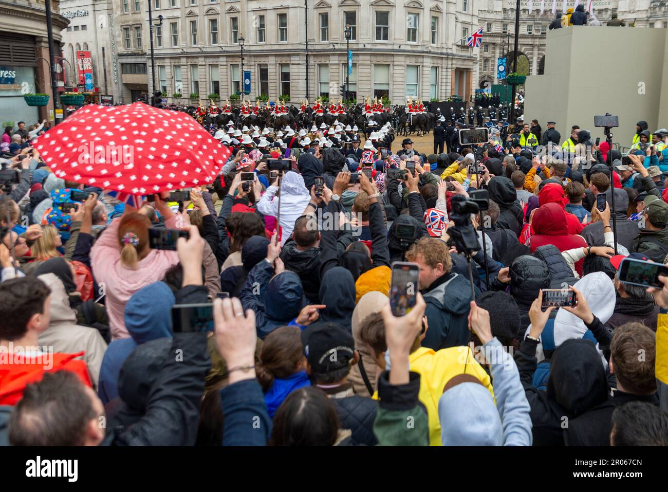 Crowds standing in the rain to catch a glimpse of the Royal Procession ...
