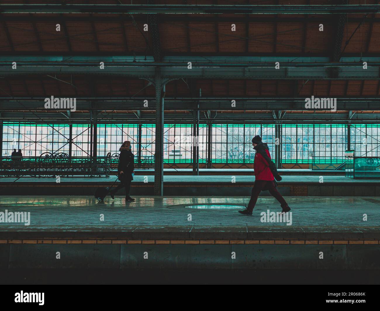 people at the train station platform Stock Photo - Alamy